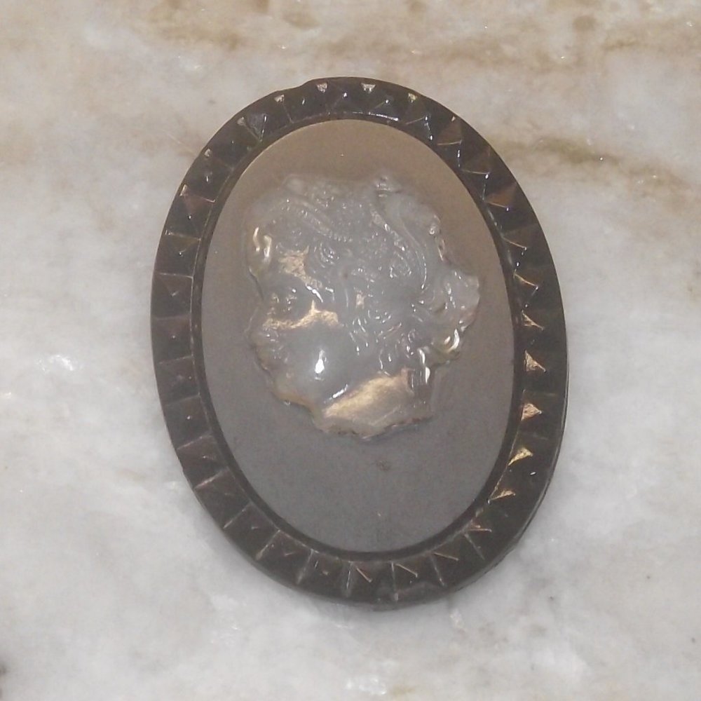 Grey Cameo Pin - Gem